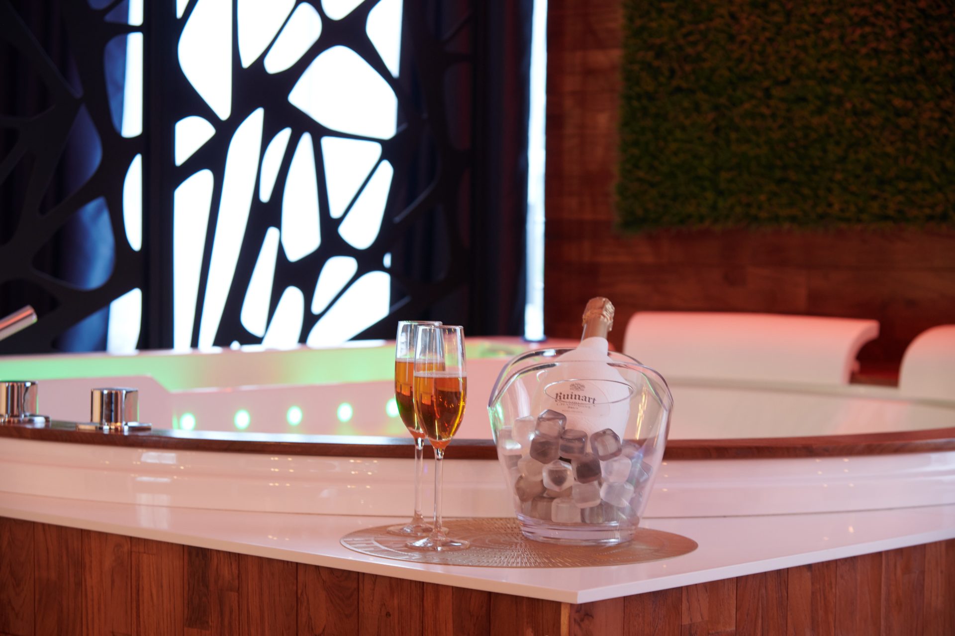 LE DOUBLE L - Love room avec spa jacuzzi, sofa érotique à Cholet